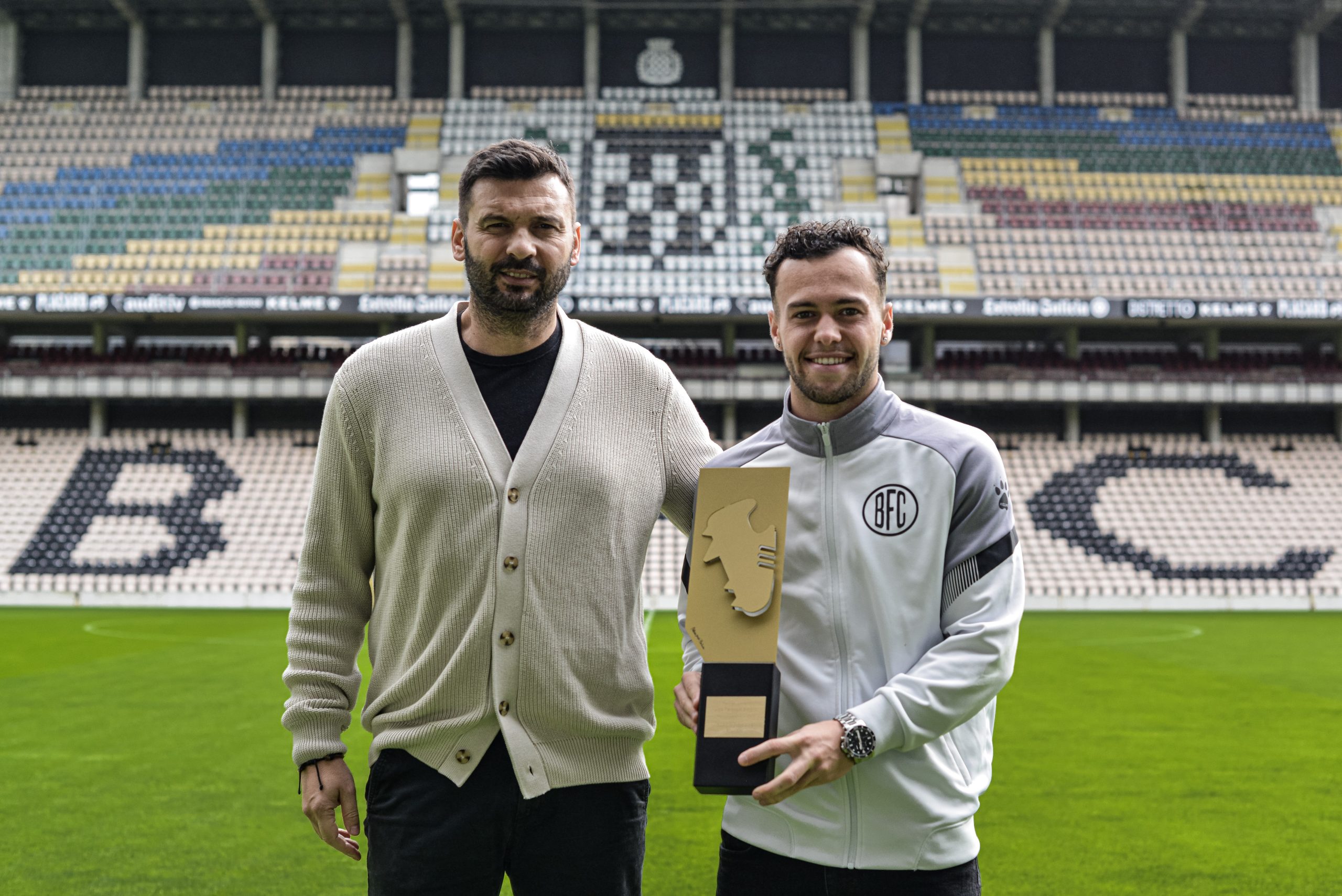 Tiago Morais recebe Prémio de Melhor Jovem do mês da Liga - BOAVISTA ...